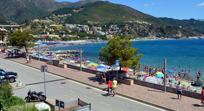 Arenzano, stop a torso nudo e costume in centro: multe e cosa prevede l ...