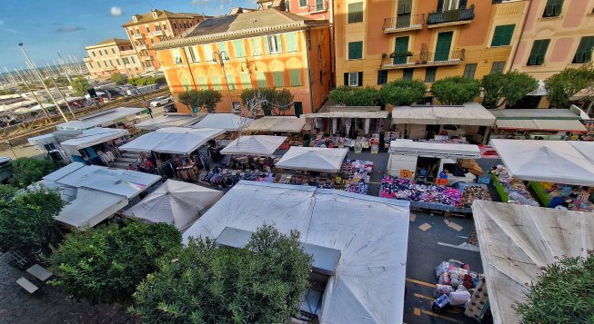 Fiera di San Simone 2024 a Lavagna con bancarelle di merci varie ...