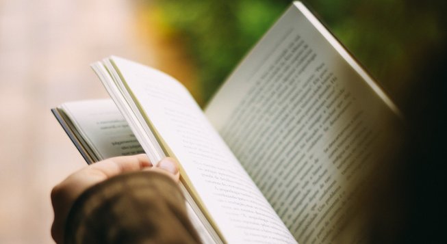 Laura Rocca presenta il romanzo La simmetria dei riflessi imperfetti ...